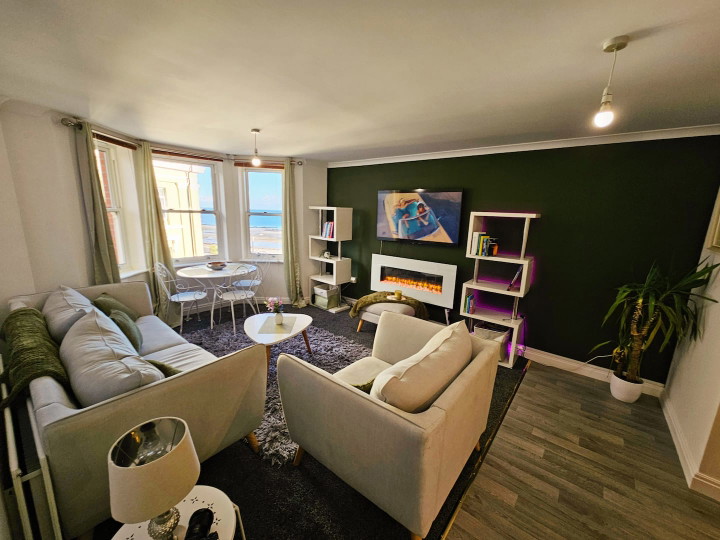 Stylish Seafront Apartment With Bay Window Views - Isle of Man