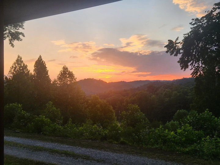 Cozy Cabin W/views & Hot Tub In Townsend - Townsend, TN