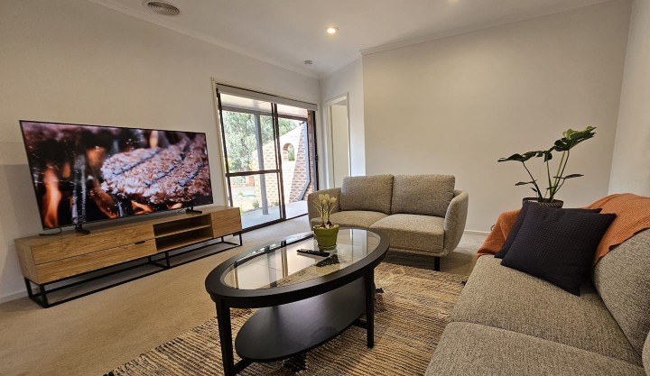 Retro Cosy 4bed/2bath+big Backyard+plenty Of Space - Canberra