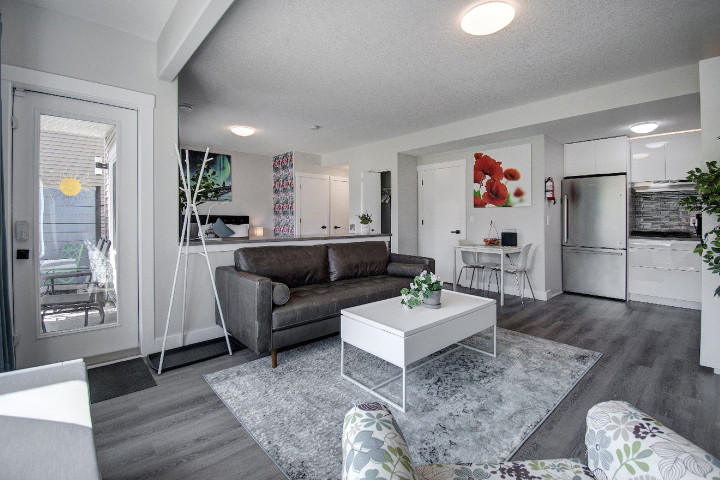 Bright Waterfront Walk-out Suite - Canadá