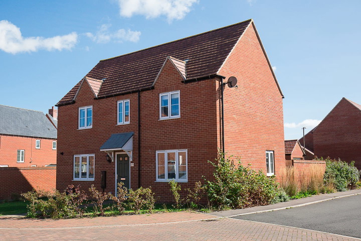 Spacious 4 Bed House In Oxfordshire With Parking - Banbury