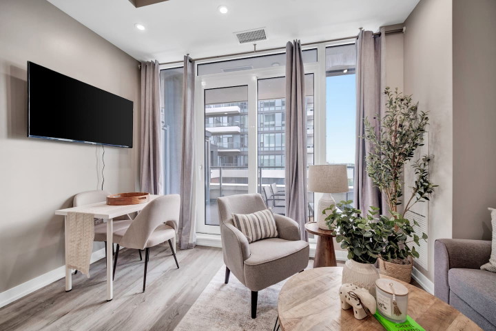 City Views & Private Balcony | Gym, Pool & More! - 키치너