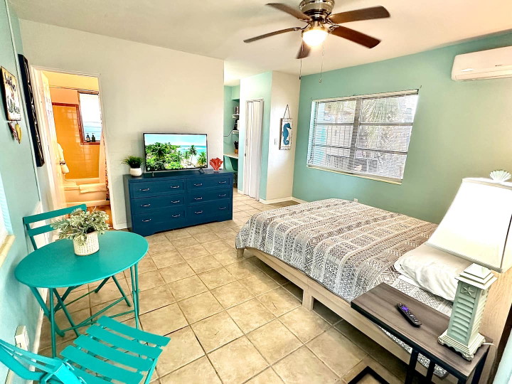 Johns Pass Retreat #4-walk To Beach & 100+vendors! - Madeira Beach, FL