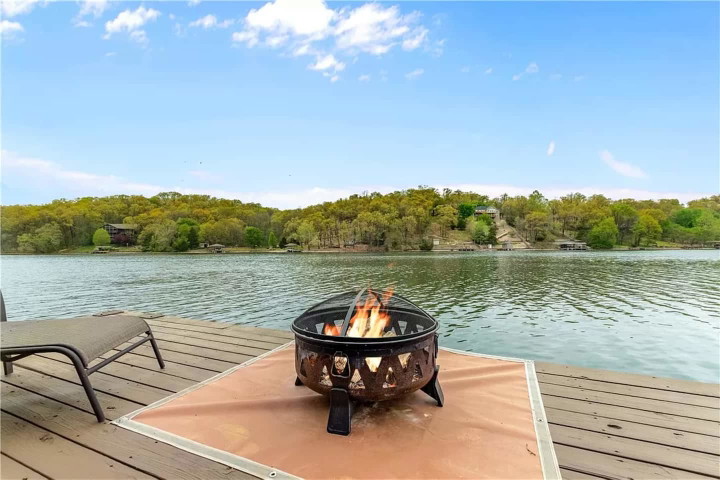 Lakefront 𝔻𝕠𝕔𝕜 Hot Tub Fishing Firepit - United States