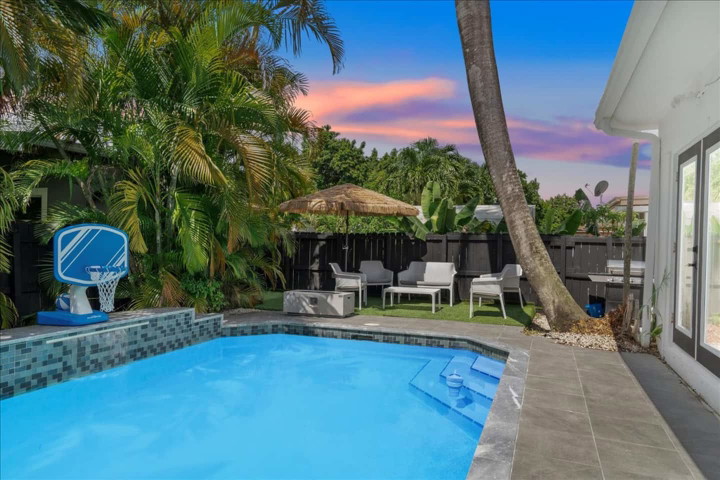 Stunning Tropical Villa - 4br With Private Pool - Miami Gardens, FL