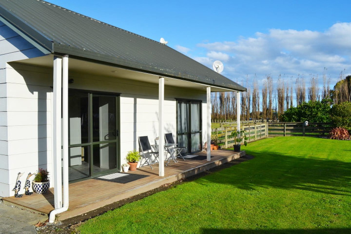 Comfy Self-contained Unit Nested On Farmland. - Gisborne
