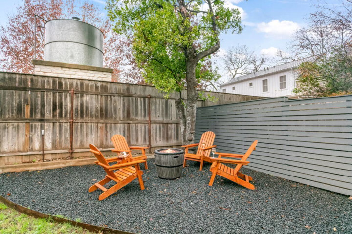 Acorn St. Retreat | 3/2, Hot Tub, Fire-pit - Fredericksburg, TX