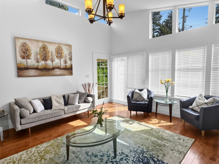 Bright And Spacious 3 Bedroom House - Grouse Mountain