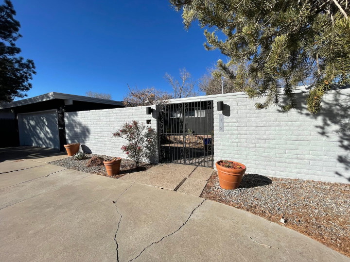Uptown Mid-century 3 Bedroom Home With Parking - Albuquerque, NM
