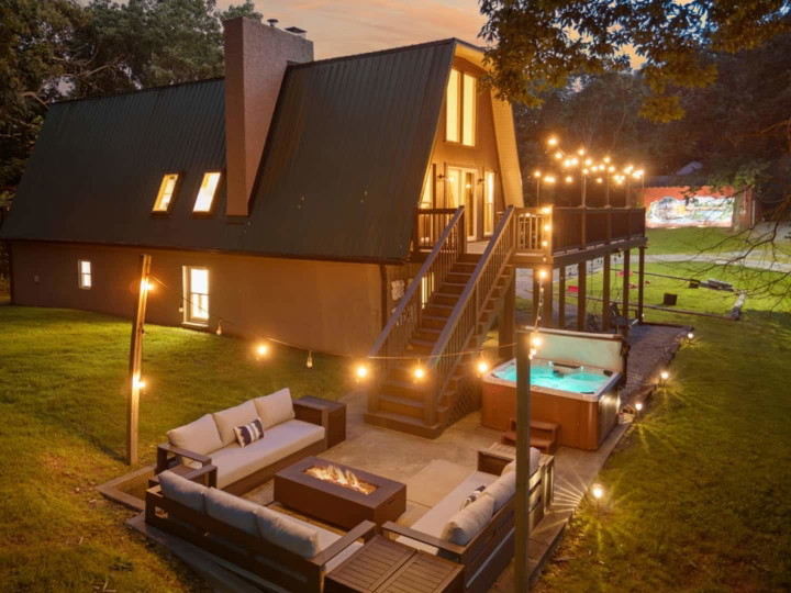Honkytonk Ridge, Hot Tub, Pub, Fire Pit, Sleeps 16 - Nashville, TN