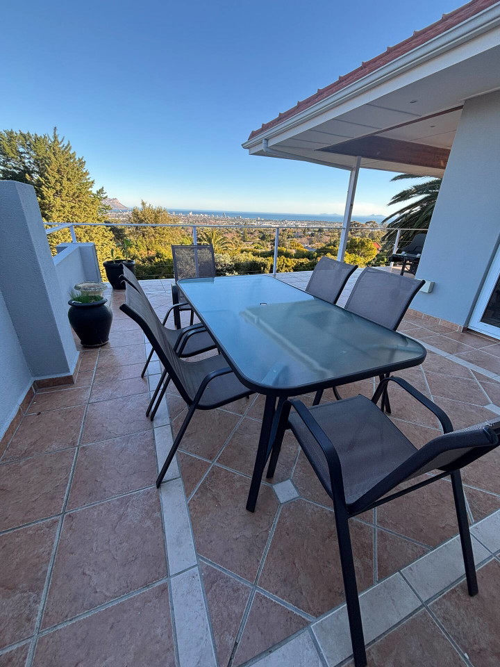 3 Bedroom Apartment With A Spectacular View! - Somerset West