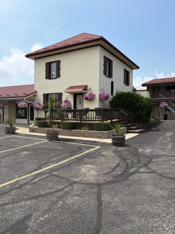 Great Historical Home Attached To Hotel - Listowel, ON, Canada