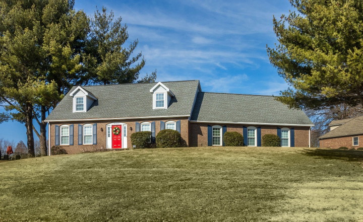 Red Door House On Hill. Sleeps 10 - Newburgh, IN