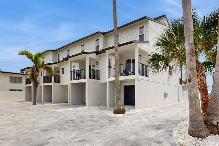 Spacious And Modern Close To Gulf And Beaches Dog - Treasure Island, FL