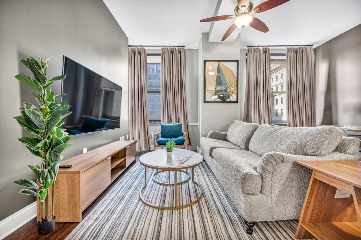 Sophisticated Downtown Loft | Parking & Gym - Cleveland, OH