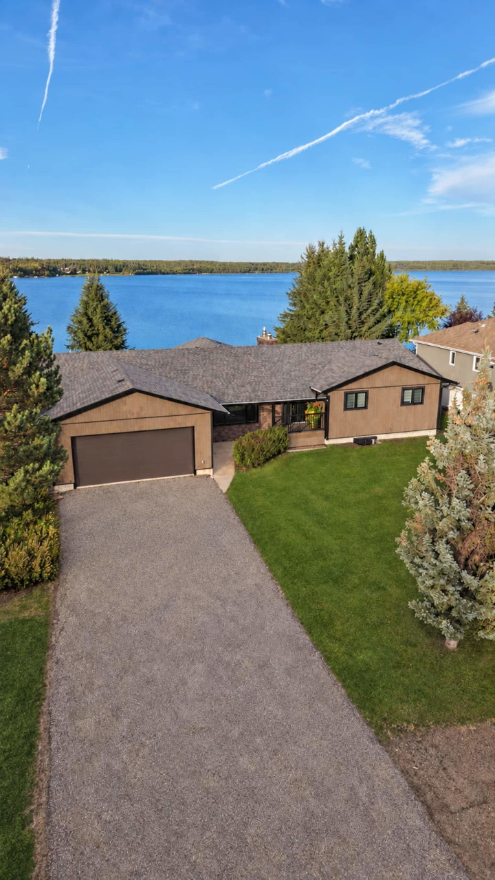 Beaver Lake Waterfront Retreat With Lake Views - Lac La Biche