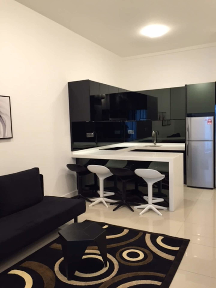 Studio Queen Bedroom + 1 Sofa Bed & Great Location - Kota Kinabalu