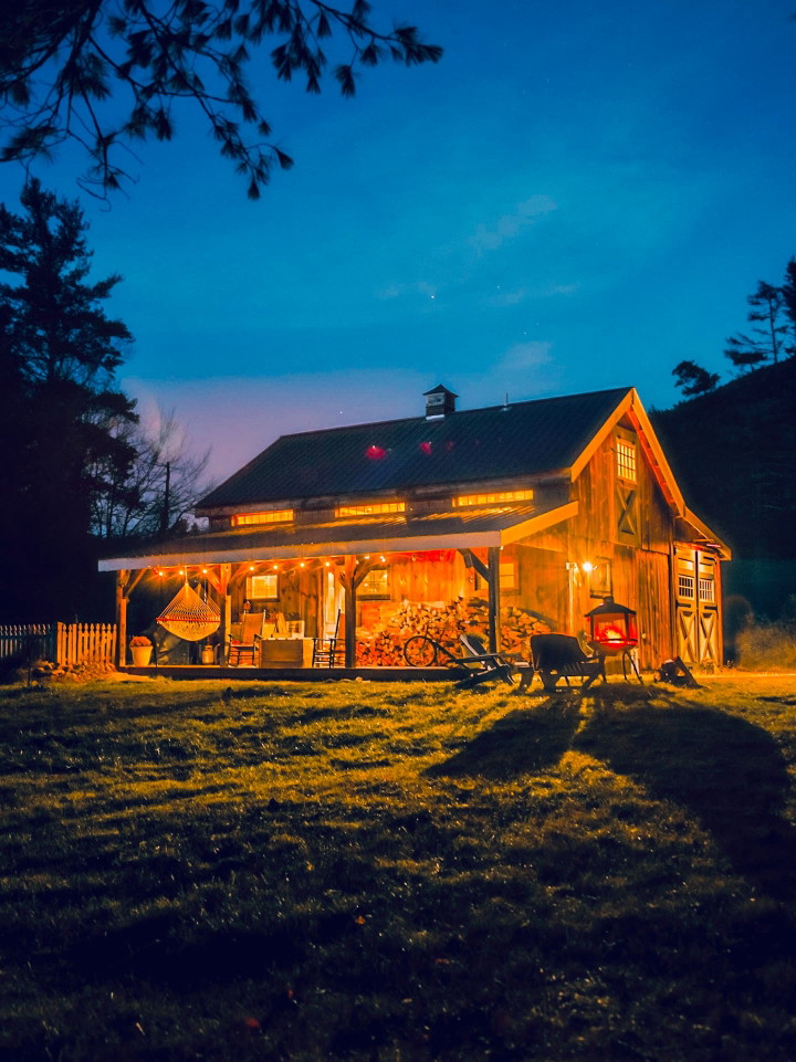 Stunning Rustic Apple Barn - Hot Tub & Sauna - Vermont