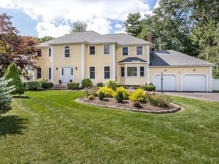 Spacious Updated With Natural Light Home - Gillette Stadium - Foxborough