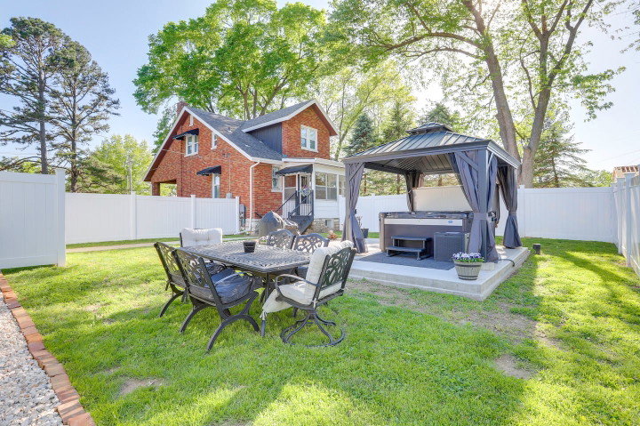 Hot Tub, Grill & Games! Family Getaway In St Louis - Kirkwood, MO