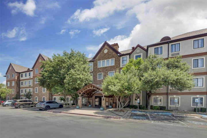 King Suite W/ Kitchen + Free Breakfast & Pool - Austin, TX