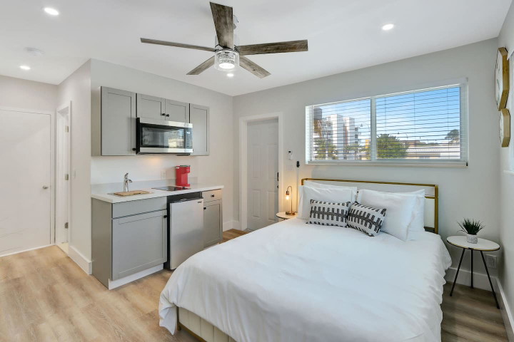 Sun-kissed Charm: Beachside Hollywood Studio - Dania Beach, FL