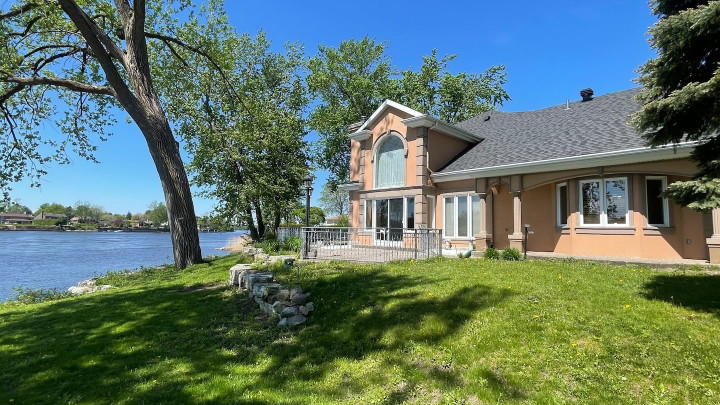Villa De Luxe En Bord De Rivière Avec Vue Magnifique Sur La Rivière - Pointe-Claire