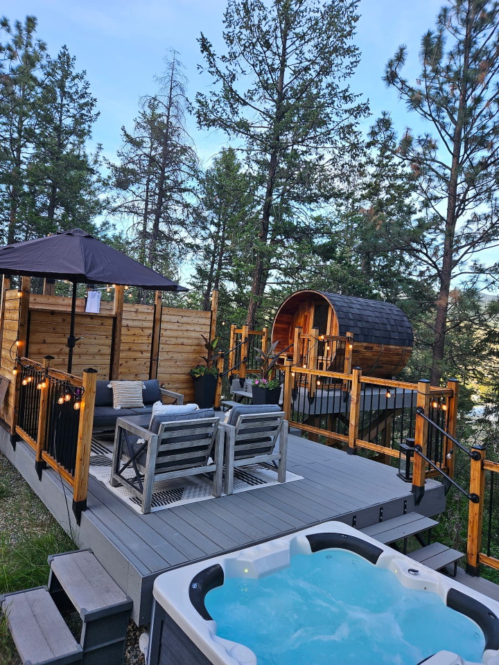 The Polar Bear Suite With Barrel Sauna & Hottub - Canada