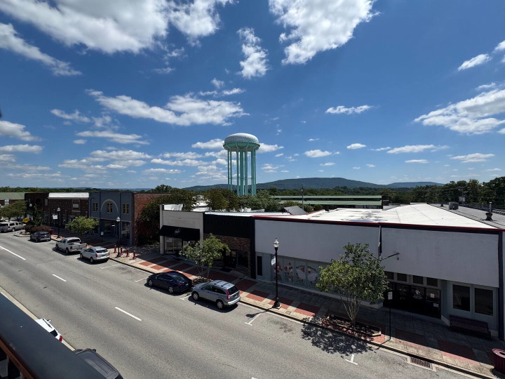 Historic Luxury Apartment On Main Street - McMinnville, TN
