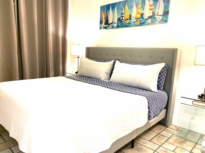 Glorious 1 Bed 1 Bath Apartment Near The Beach - Miami Beach, FL