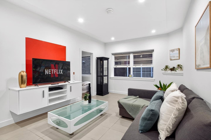 Bondi Art Deco Apt With Jacuzzi Bath | Sleeps 5 - Sydney