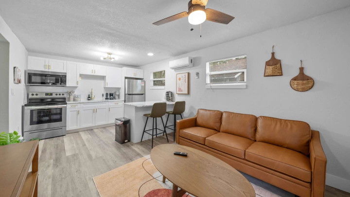 Modern Retro Themed Home Close To Coffee And Food! - Tampa, FL