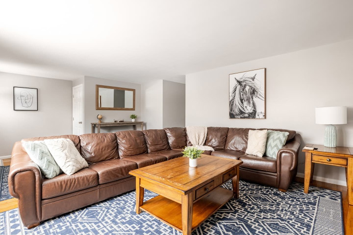 New Spacious Spotless Waltham 3 Bed Condo - Waltham