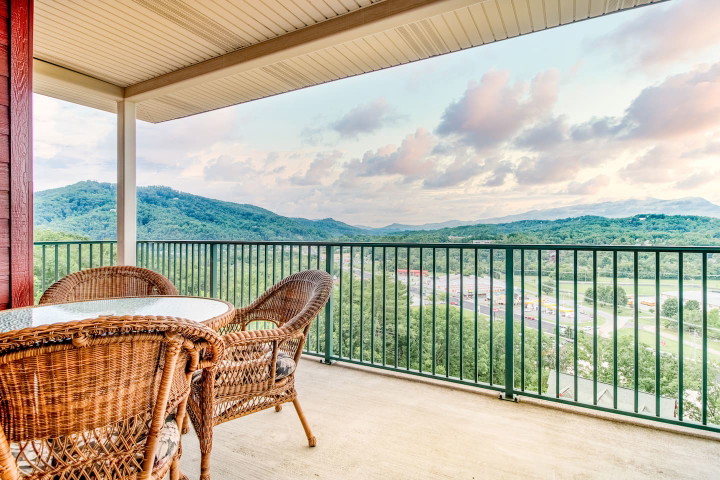 Cozy Suite, Sleeps 6・jacuzzi, View + Resort Perks - Pigeon Forge