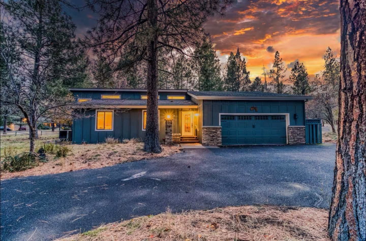 Modern Tollgate Home - Hot Tub | Half Acre Lot - Sisters, OR