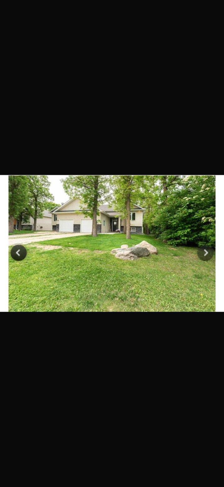 Master Bedroom With Shared Spaces For Your Comfort - Steinbach