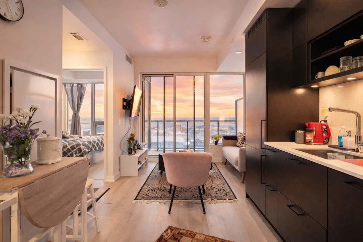 Stunning Condo Lake View & Balcony High Floor - Mississauga