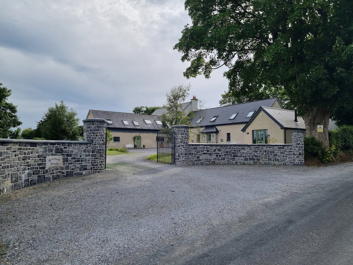 Historic Farmhouse  Loft Suite Breakfast Supplied - Thurles