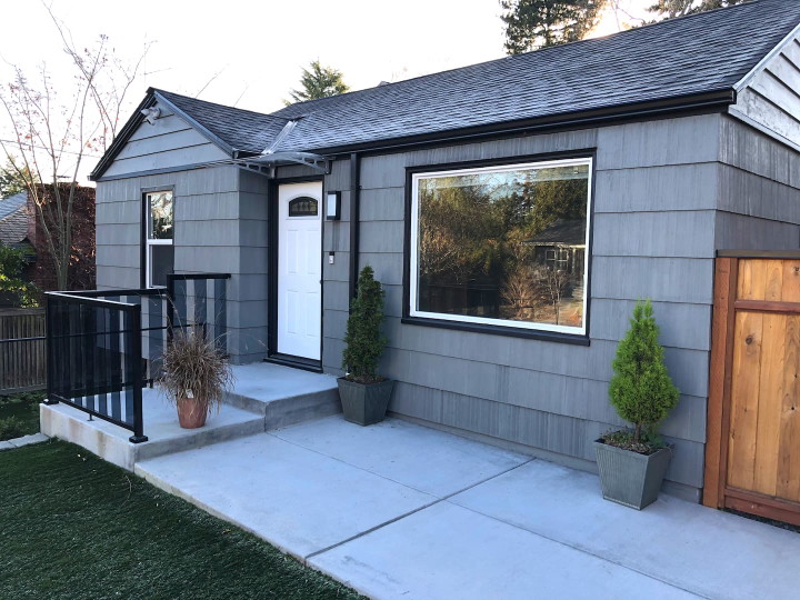 Cozy Crown Hill Cottage With Private Backyard Cabana Near Carkeek Park - Kenmore, WA