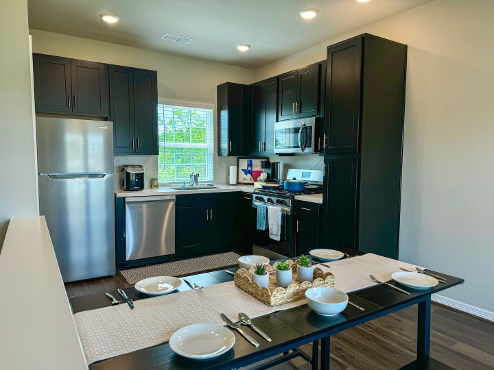 Private Houston Oasis W/ Full Kitchen + Purple Bed - Houston, TX
