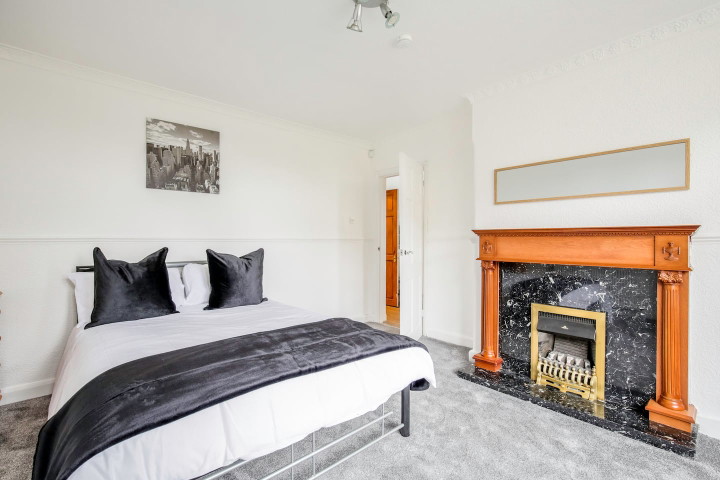 5-bedroom Home In Trendy Didsbury With Parking - Knutsford