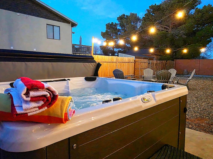 Backyard Hot Tub  Outdoor Fire Pit  Lake Powell - Page