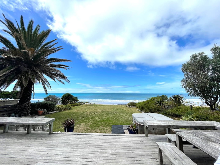 Beachfront Wainui Large Home. No Pets! - Gisborne