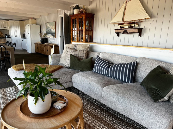 Cuan Mór ~ Bridport Beach Shack | 6 Bedrooms. - Bridport
