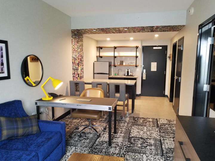 Deluxe Queen Beds (2) - Backstage Vibe, Lancaster Charm - Free Wifi -Indoor Pool - Lititz, PA