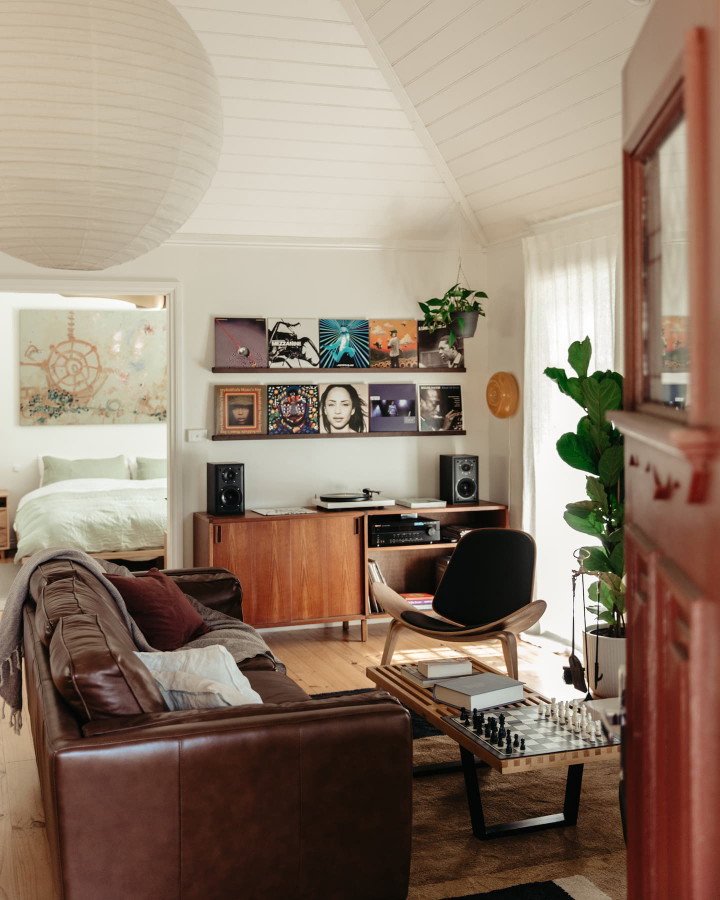 Stylish And Relaxing - Bathtub, Vinyls, Fireplace - Hepburn Springs