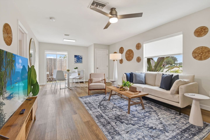 Blue 2bd/2b Free Parking - West Palm Beach, FL