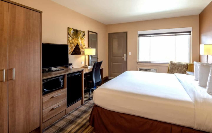 Prime Downtown Stay + Free Parking & Pool - Boulder, CO
