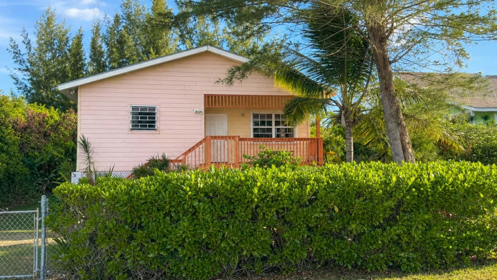Quiet, Beautiful Beachfront Cottage - The Bahamas
