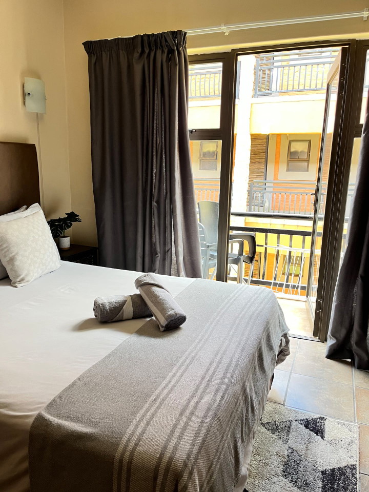 Motel 21 On Bains | Shuttle | Aircon + Balcony - Bloemfontein